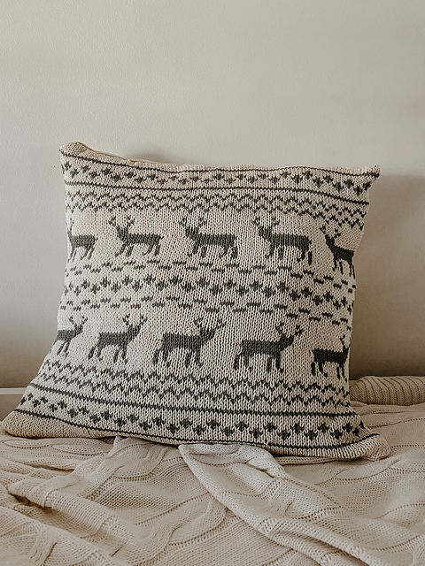 Ravelry: Dear Deer Pillow pattern by Aleksandra Jung