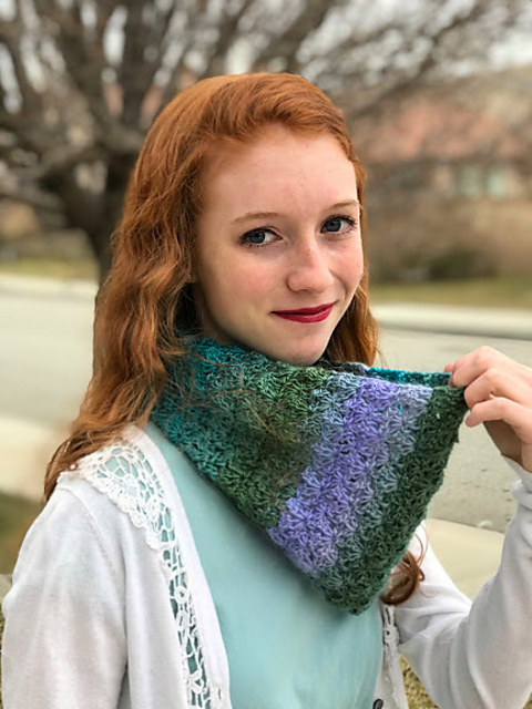 Ravelry: Peacock Cowl pattern by Rachel Counts