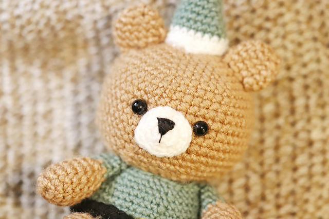 Ravelry: Mistletoe the Elf Bear pattern by Julia Chiang