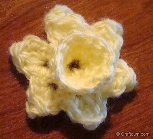 Ravelry: Daffodil Applique pattern by Esther Leavitt