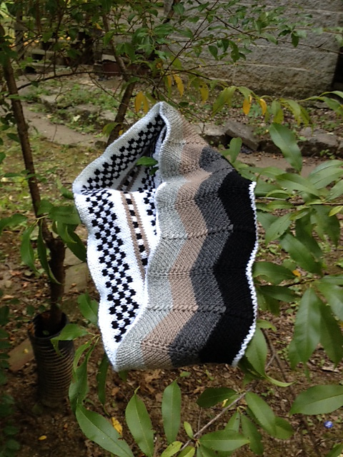 Ravelry: Chevron & Checks Cowl pattern by Starla Knits