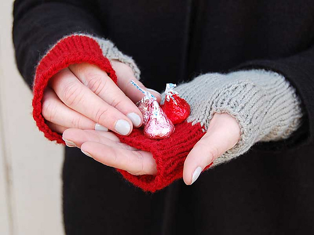 Ravelry: Amaro Mitts pattern by Craig Rosenfeld