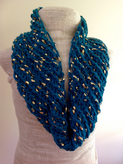 Ravelry: Gold Leaf Cowl pattern by Undeniable Glitter- Alyssa