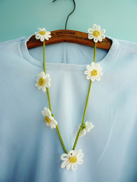 Ravelry: DAISY CHAIN NECKLACE pattern by Ali Hogg