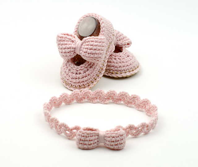 Ravelry: Bow Shoes with Headband pattern by Caroline Brooke