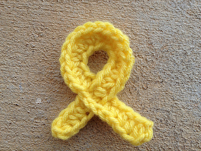 Ravelry: Cancer awarness ribbon pattern by Leslie Stahlhut