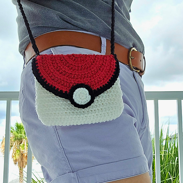 Ravelry: Pokeball Purse pattern by Natalie Moose