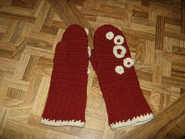 Ravelry: Retro Crocheted Mittens pattern by Serena Chu