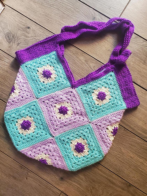 Ravelry: Impatiens Granny Square Tote Bag pattern by Savannah Wright