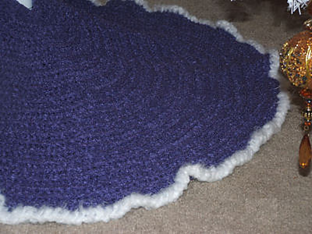 Ravelry: Elegant Christmas Tree Skirt pattern by Kim Guzman