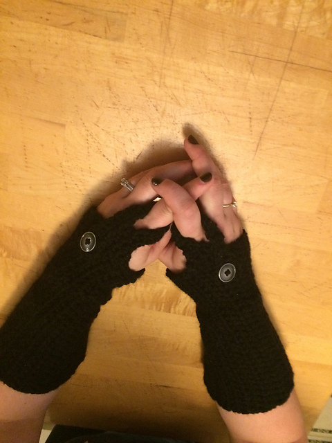 Ravelry: Fingerless Gauntlets pattern by Andrea Calvert