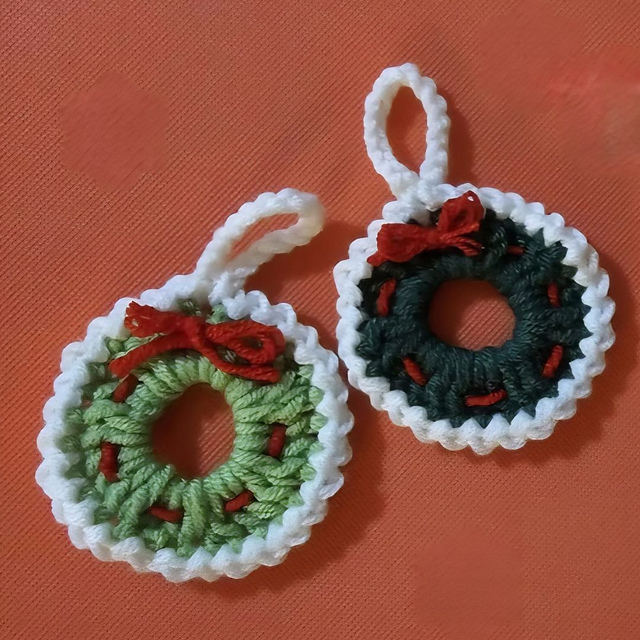 Ravelry: Christmas Wreath Ornaments pattern by Crochet Musings