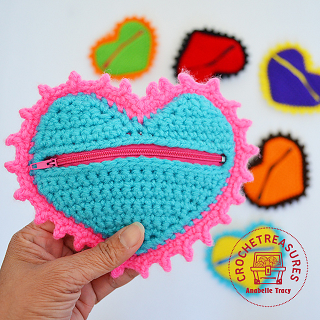 Ravelry: Heart Coin Purse pattern by Belle Tracy