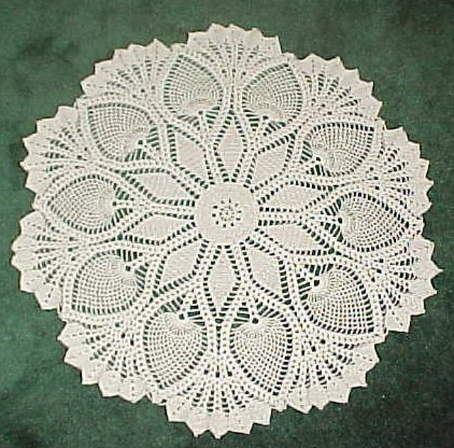 Ravelry: Ruby's Pineapple & Diamonds Centerpiece pattern by Sarah Al-Amri