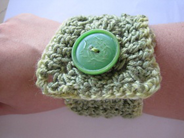 Ravelry: Wrist Cuff with Button pattern by Erin Burger