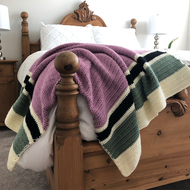 Ravelry: Blackberry Bramble Blanket pattern by Liz de Moll