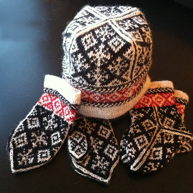 Ravelry: Bainbridge Baby Mitts, Hat & Booties pattern by C Tlam