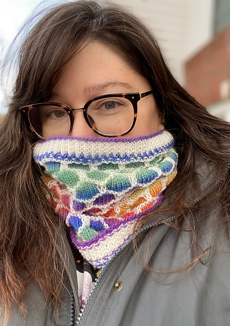 Ravelry: Honey I'm Home Honeycomb Cowl pattern by Daemon Knits