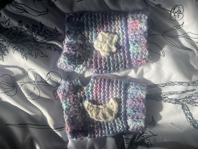 Ravelry: moon and star gloves pattern by daikon 420