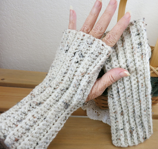 Ravelry: Oatmeal Wristers pattern by Kathy North