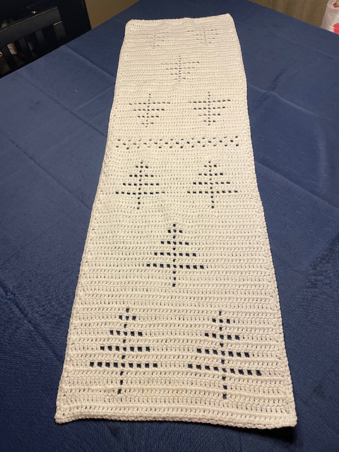 Ravelry: Festive Christmas Tree Table Runner pattern by Doug Speeckaert