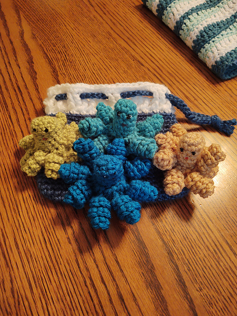 Ravelry: Octopus Puppet and bag set pattern by Debby Pincumbe