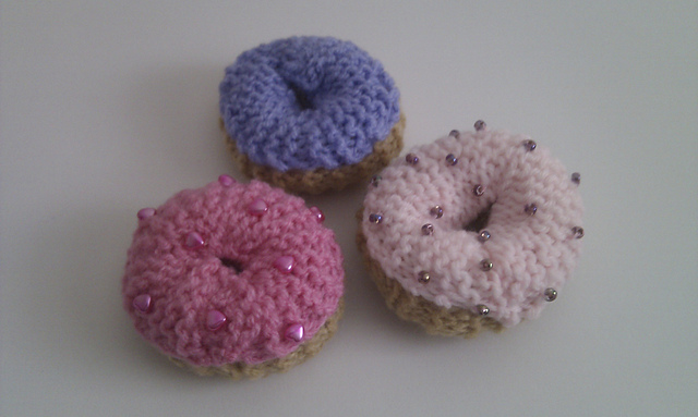 Ravelry: Easy Knitted Doughnuts pattern by Debs Harding