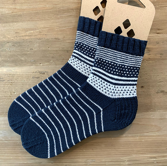 Ravelry: Darcie - Socken in blau-weiß pattern by Dagmar Fröhlich