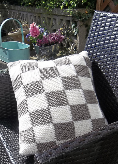 Ravelry: Aran Check Cushion pattern by Audrey Wilson