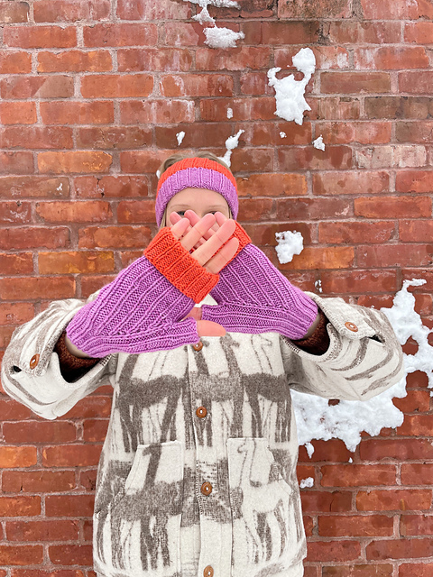 Ravelry: Scratch That, Reverse It Mitts pattern by Ashley R. Adams