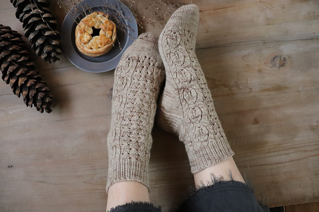Ravelry: Leaf Pie Socks pattern by Kaori Katsurada / KAO