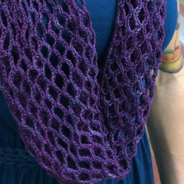 Ravelry: Mesh Cowl pattern by Diana Vasquez (Jimenez)