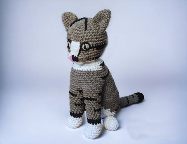 Ravelry: realistic sitting cat pattern by Nadeesha Pathmasiri