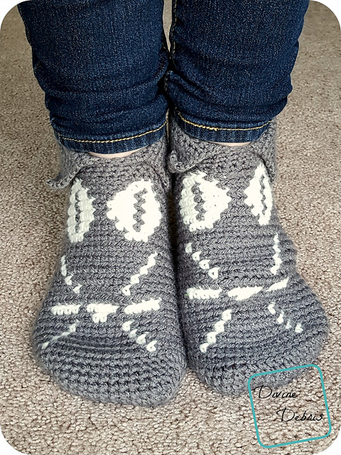 Ravelry: Kristy Kitty Slipper-Socks pattern by Divine Debris