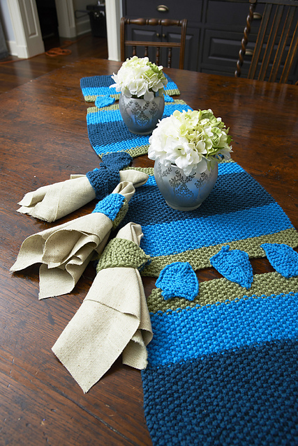 Ravelry: Dreidel Table Runner & Napkin Rings pattern by Ann Regis
