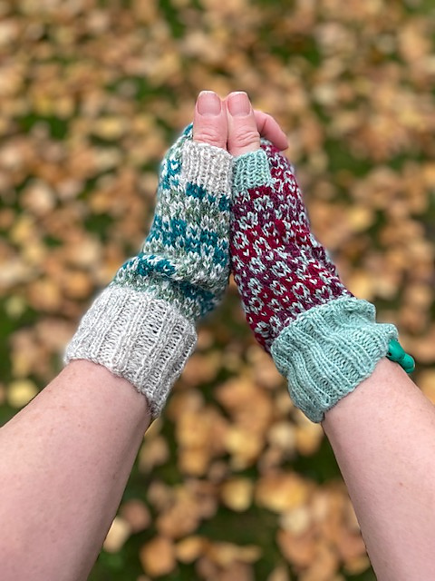 Ravelry: Little Kisses Mitts pattern by Tracey Doxey