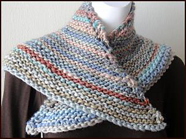 Ravelry: Chunky Mochi Triangle Shawlette pattern by Susan Druding