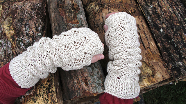 Ravelry: Italian Diamonds Mitts pattern by Donna Druchunas