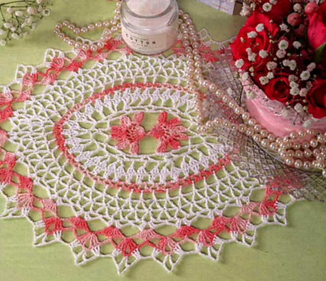 Ravelry: Zweifarbiges ovales Deckchen pattern by W. Wagner-Stadtler