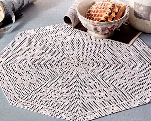 Ravelry: Kleines achteckiges Deckchen pattern by R. Grüninger