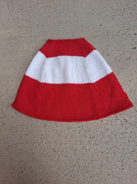 Ravelry: #0779 ABBA Red and white cape pattern by stickatillbarbie.se