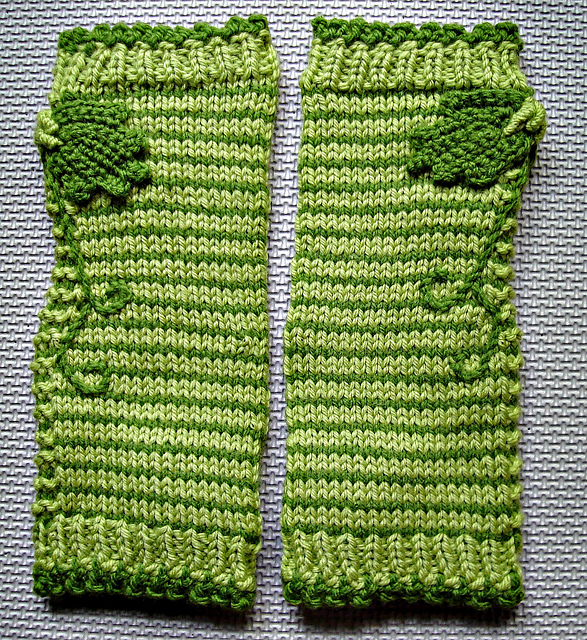 Ravelry: Appliqué Mittens pattern by ecoknitty