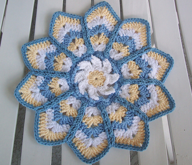 Ravelry: Daisy Wheel Dishcloth pattern by Lily / Sugar'n Cream