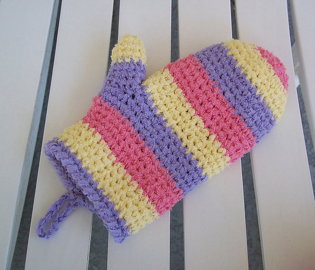 Ravelry: Scrubby Daisy Bath Mitt pattern by Lily / Sugar'n Cream