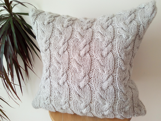 Ravelry: Wavy cables pattern by Elita Lase