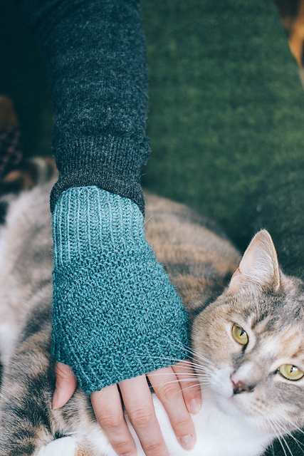 Ravelry: Ultima Mitts pattern by Ella Gordon