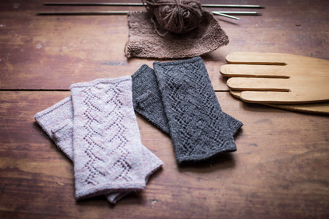 Ravelry: Lunna Mitts pattern by Anne Eunson