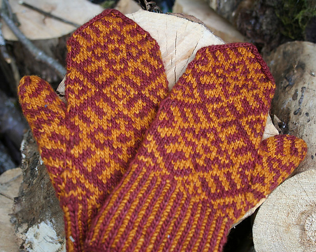 Ravelry: Komi-inspired mittens pattern by Ellen Wixted