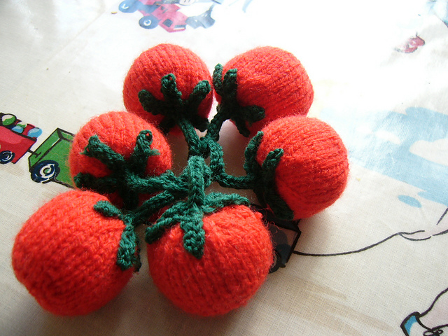 Ravelry: knitted vine tomatoes pattern by Elaine Simper
