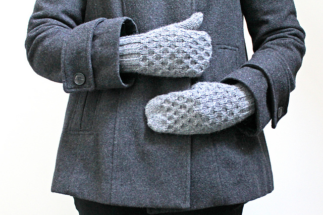 Ravelry: Light honeycomb mittens pattern by EmilieF